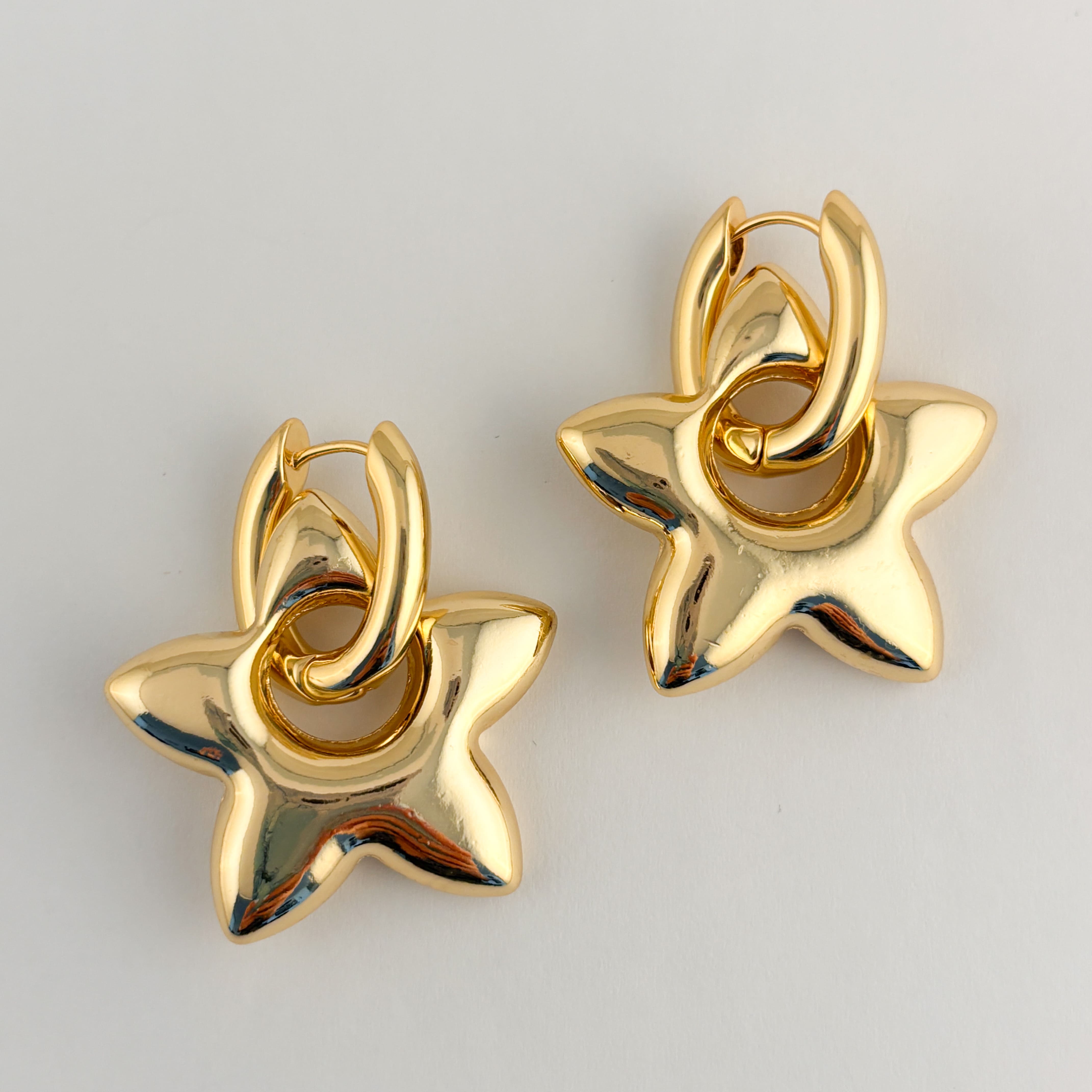 Arracadas estrella colgante chunky chapa de oro – Joyas Clover